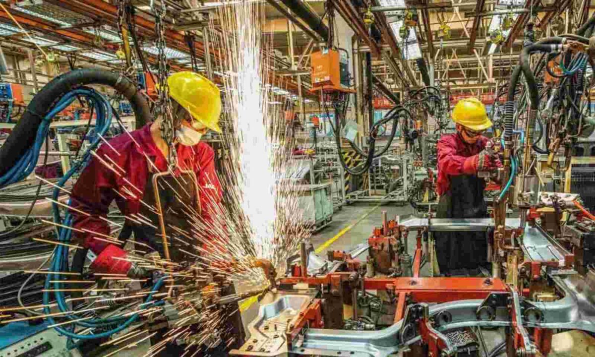 Why Should India choose manufacturing over services? - Civilsdaily